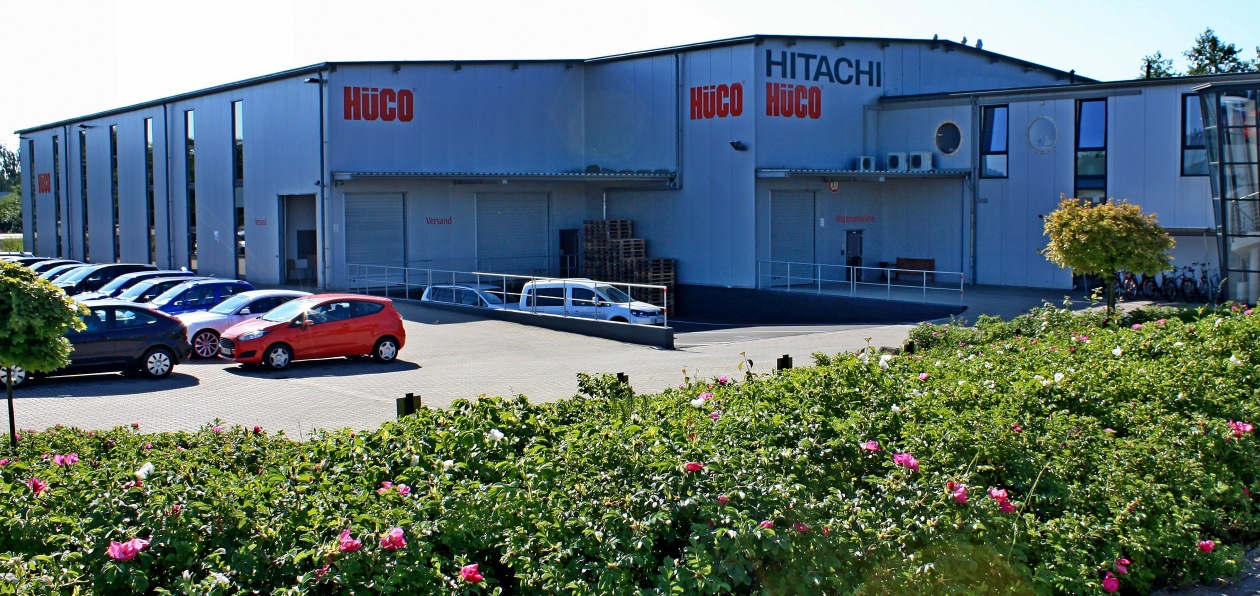 Hitachi отмечает 40-летие бренда Huco - Журнал Движок.